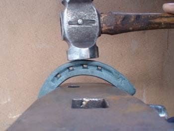 Secuencia de forjado de una herradura en frío | Engormix