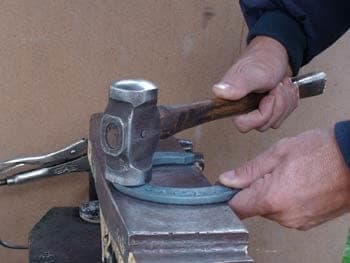 Secuencia de forjado de una herradura en frío | Engormix