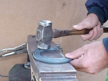 Secuencia de forjado de una herradura en frío | Engormix